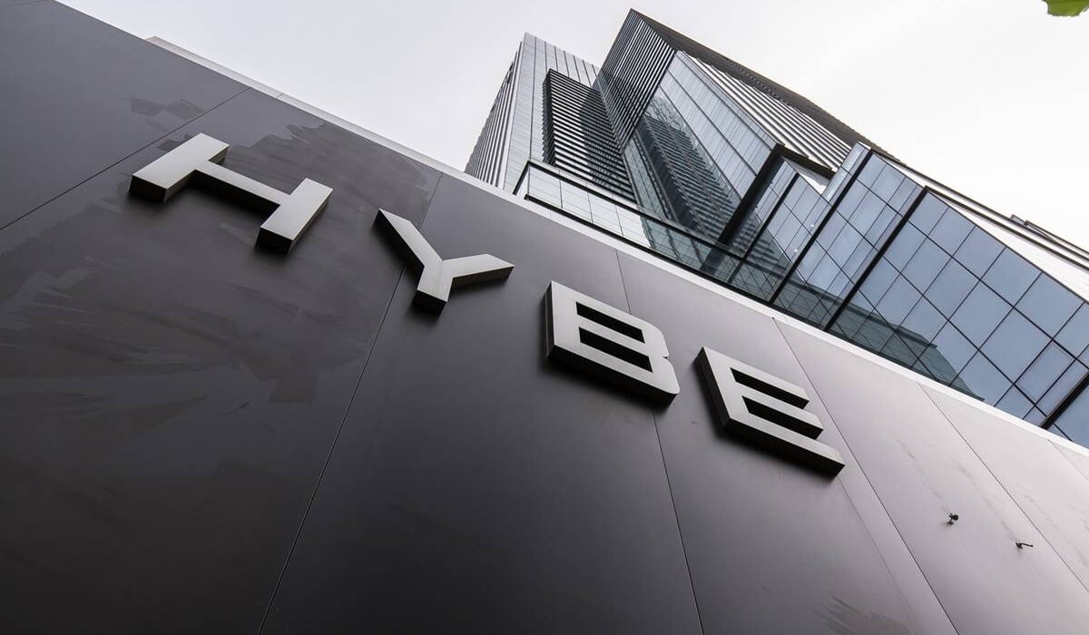 Police conduct a search and seizure operation at HYBE headquarters over Bang Si Hyuk's unfair ...