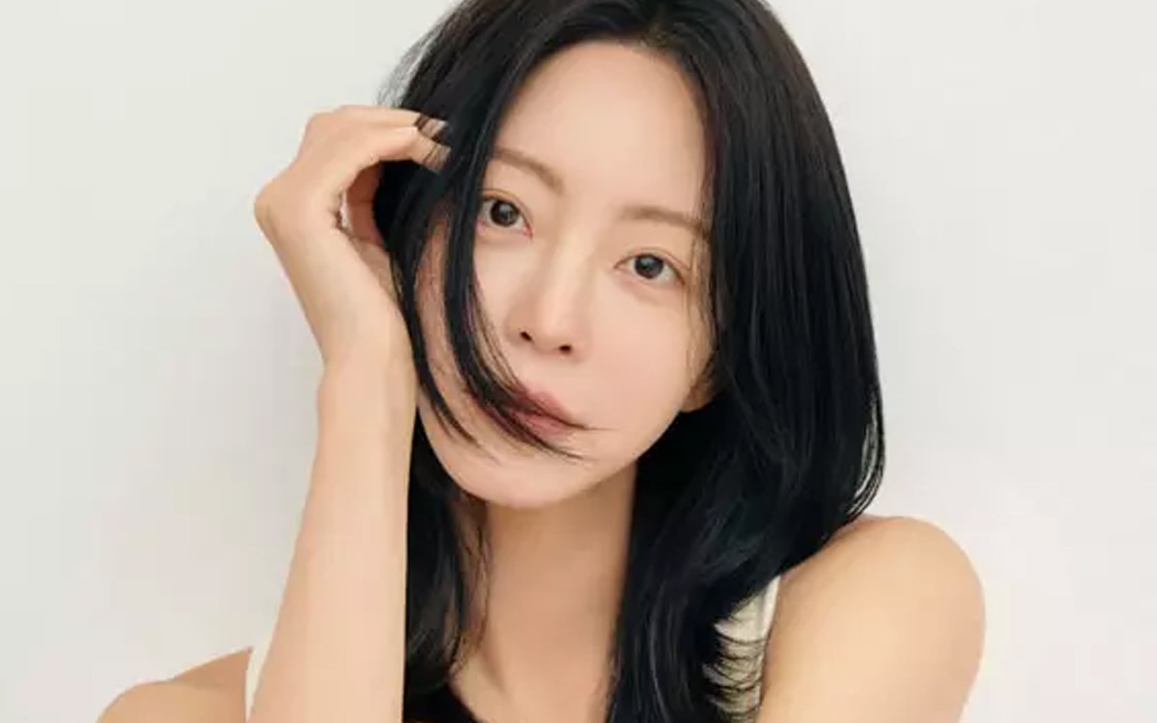 Han Ye Seul reveals bare-faced look in first profile photo in 20 years | allkpop