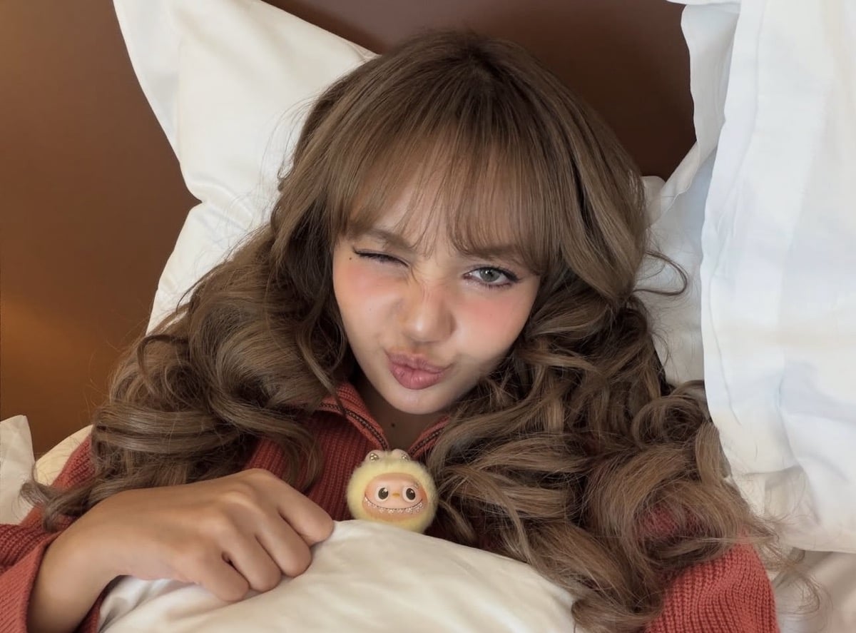 BLACKPINK’s Lisa watches ‘Bon Appétit, Your Majesty’ with Korean ...