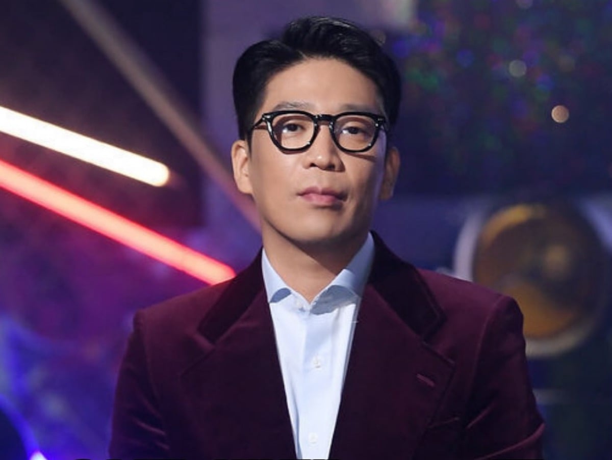MC Mong faces backlash after posting photo showing Hitler portrait in ...