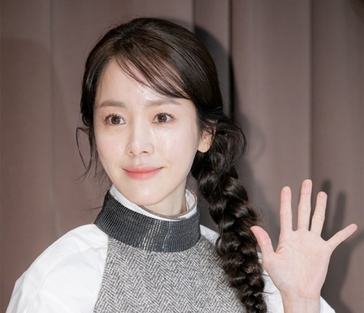 Han Ji Min warms hearts again by gifting sneakers to 120 staff members ...