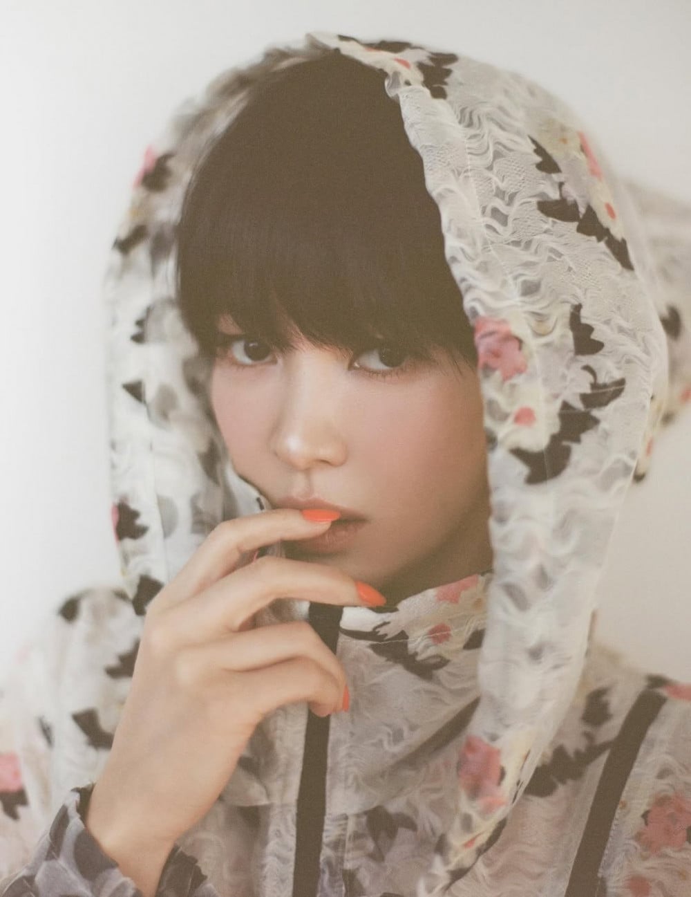 Song Hye Kyo posts unexpected adorable missing-tooth childhood photos ...