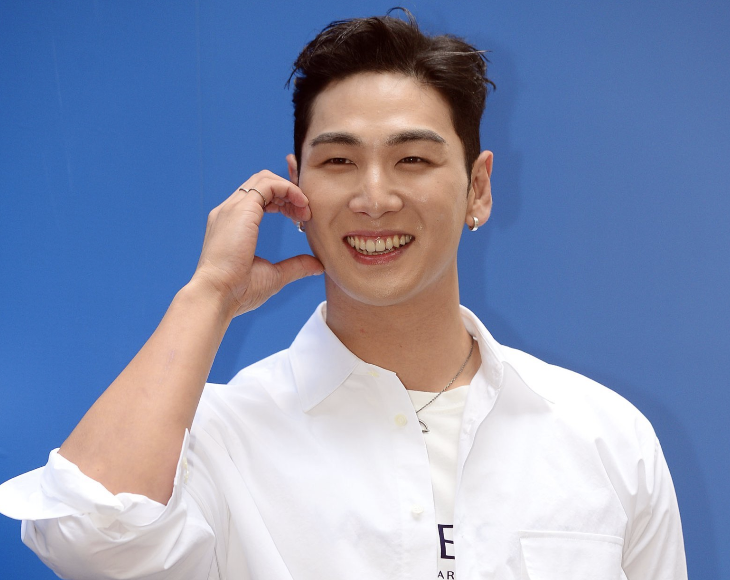 Former NU’EST member Baekho enlists in the military and bids farewell ...