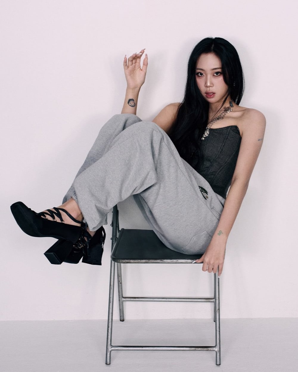 Lee Young Ji turns heads with bold new profile photos following 13 kg ...